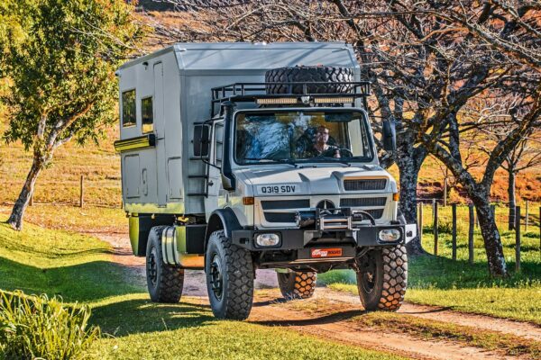 Este motorhome 4×4 tem base de Unimog, energia solar e capta água da ...